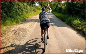 10 Essential Bike Hand Signals Every Cyclist Should Know [With Pictures]